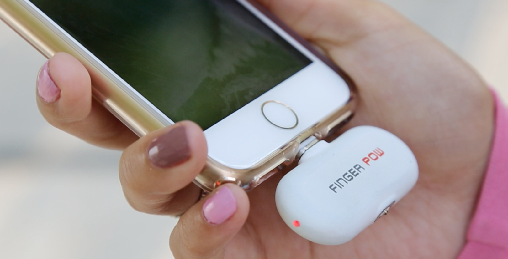 Finger Pow charges your phone on the go with small magnetic modules