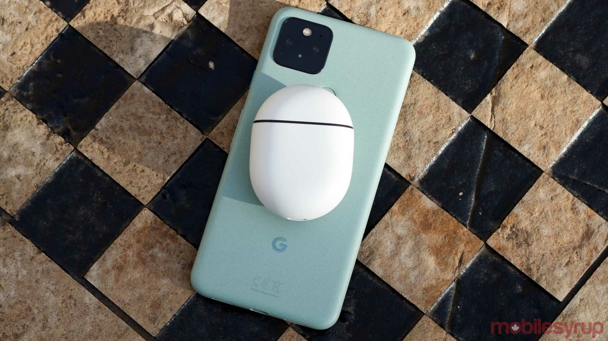 Pixel 5 turns on reverse wireless charging automatically when plugged in