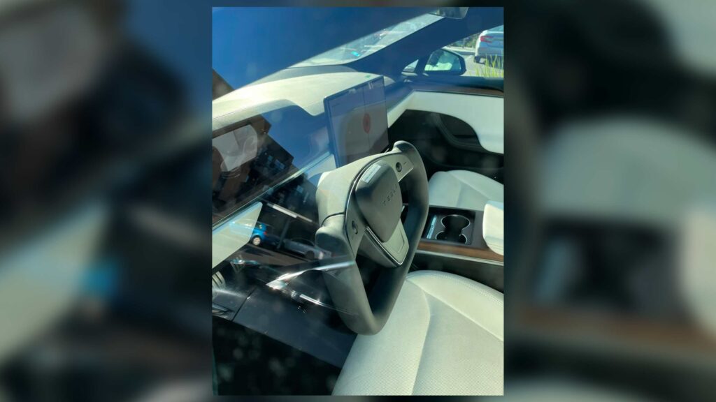 Tesla testing out 'standard horn' after users complain about 'button horn'