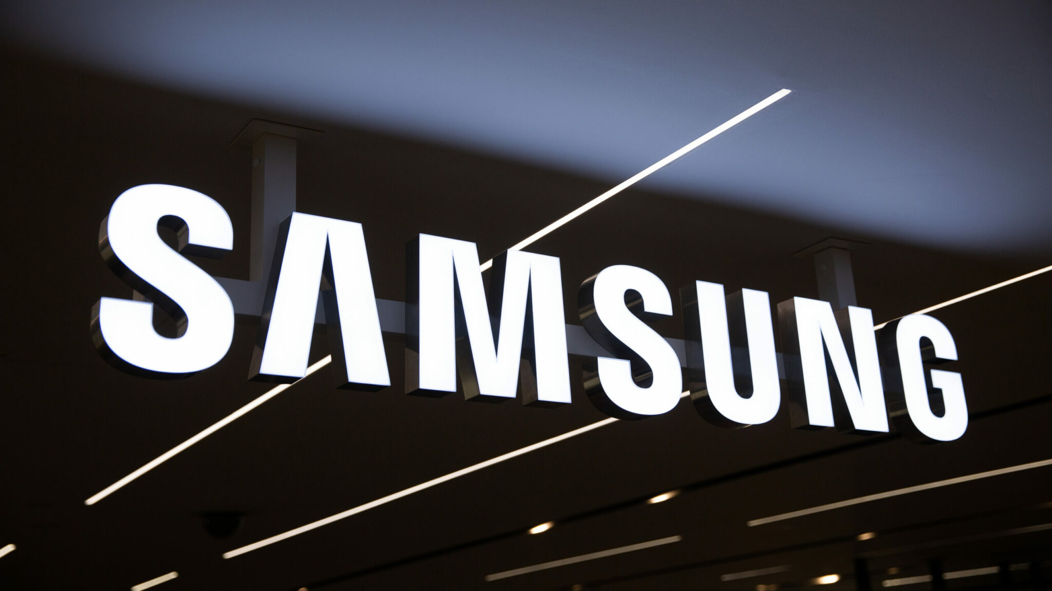 Samsung reveals 'G' style tri-fold phone