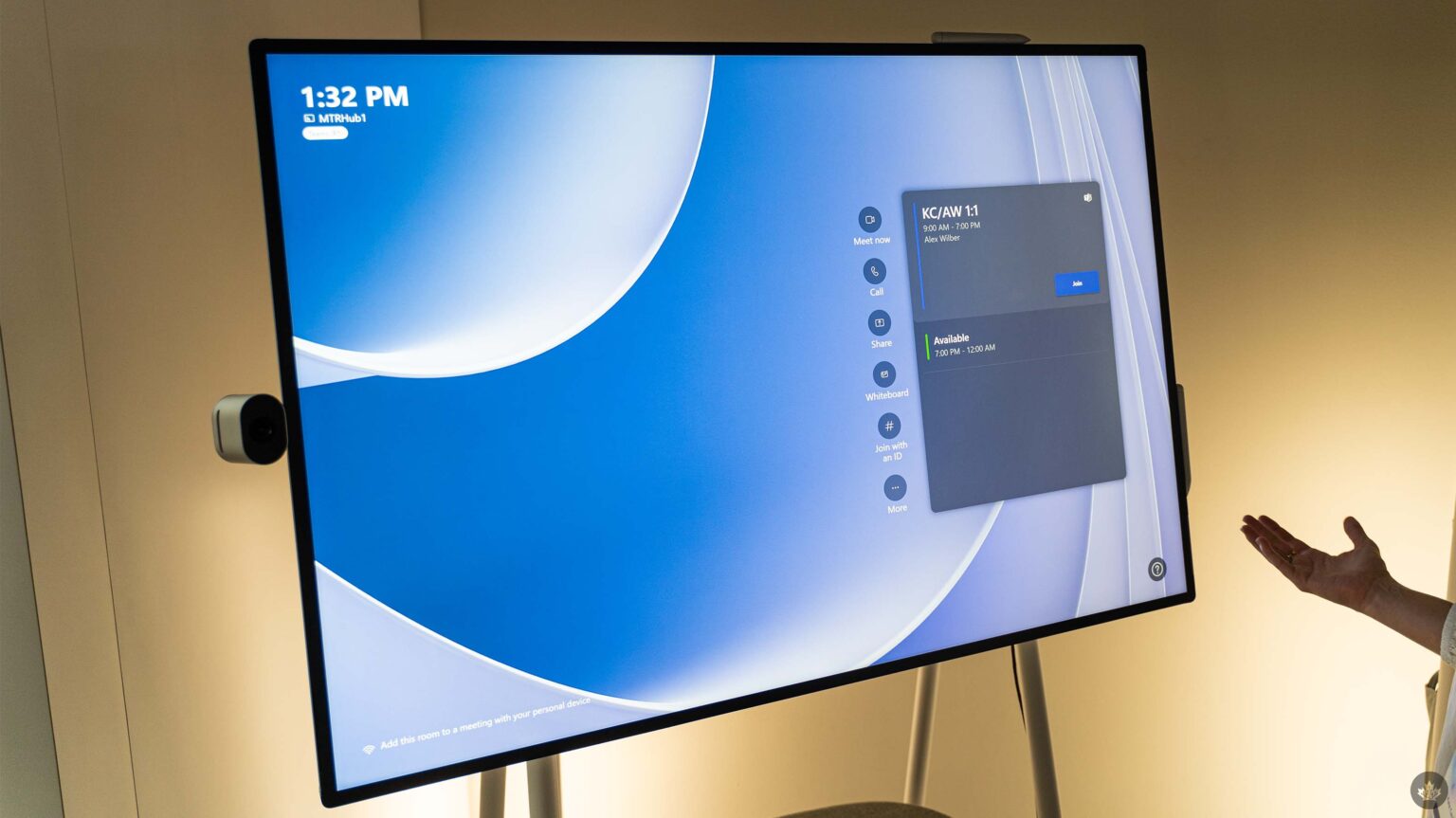 Microsoft's Surface Hub 3 can spin