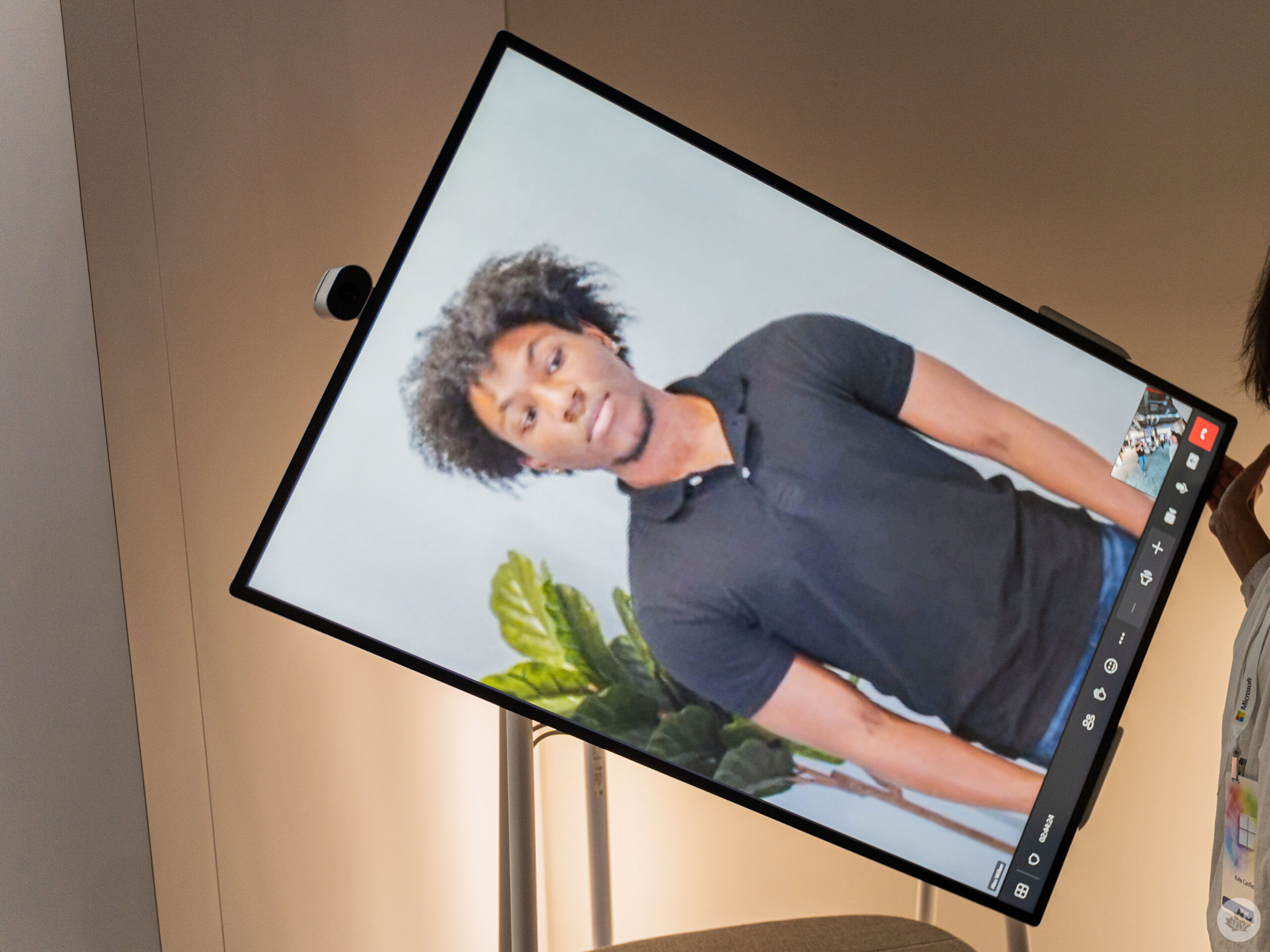 Microsoft's Surface Hub 3 can spin