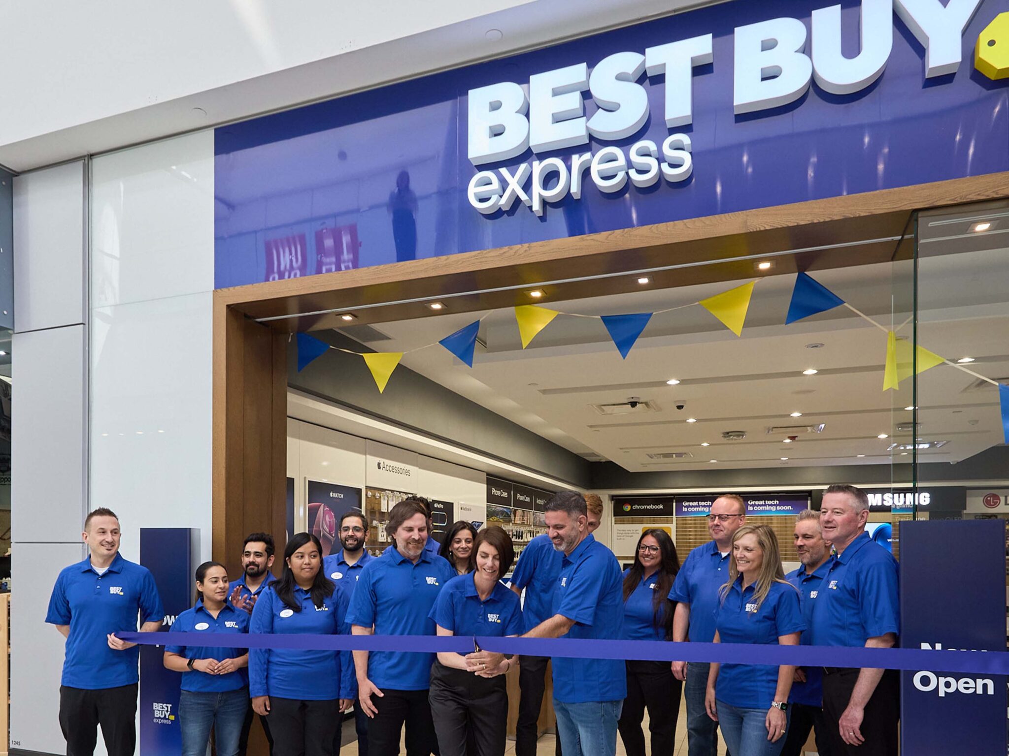 First Best Buy Express store opens in Canada with 'exclusive' Bell ...