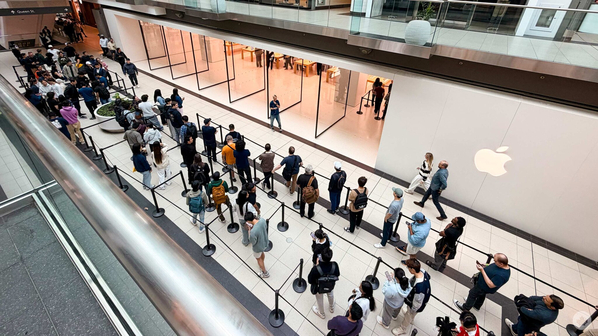 Big turnout at Toronto Apple Store for iPhone 17 series